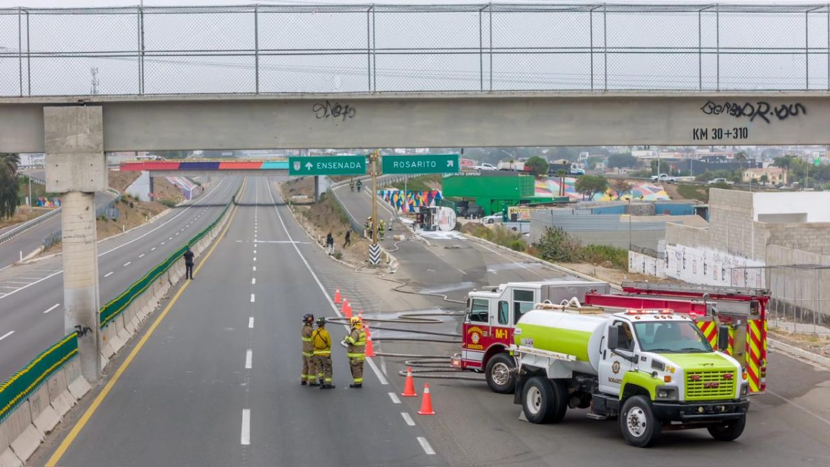 Volcadura de pipa con gasolina provoca cierre vial y evacuación preventiva en Rosarito ...
